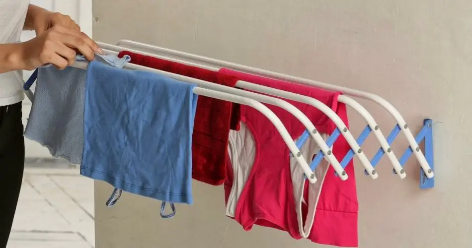 La forma correcta de colgar la ropa para no plancharla después de ...