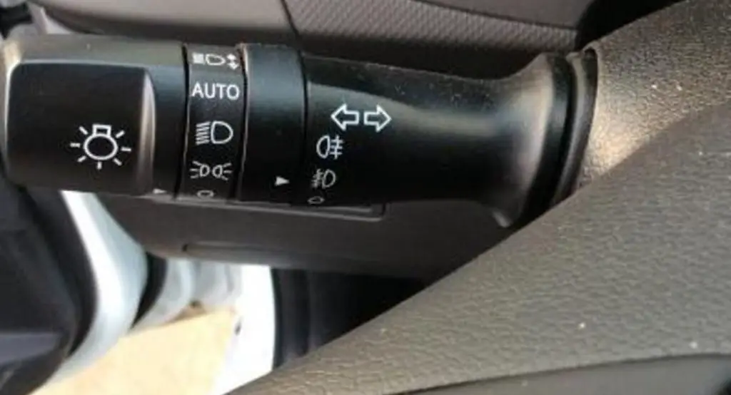 Encender los faros del coche 7 segundos antes de arrancar: lo útil que ...