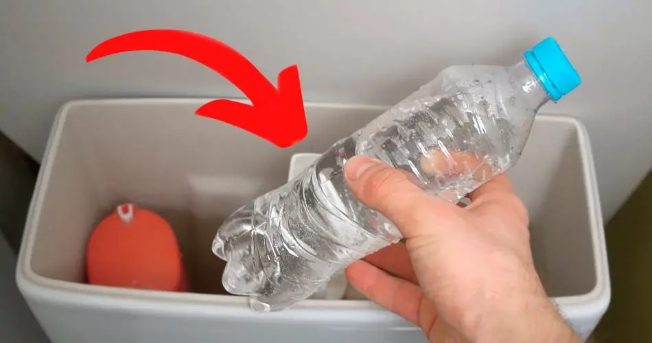 Un Consejo Brillante Del Fontanero Pon Una Botella De Plástico En El