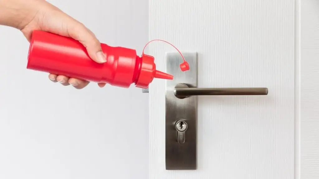 Es por eso que todos están poniendo ketchup en el pomo de la puerta ...